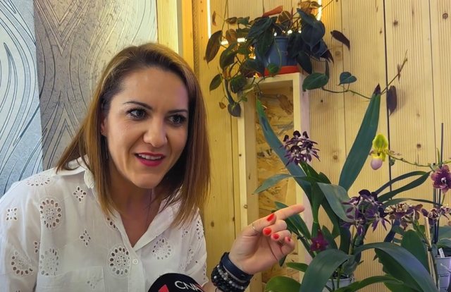 Tefta Mitace, korçarja e apasionuar pas lules së orkidesë - Kolibri.al