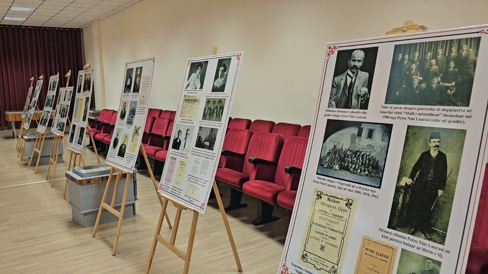 Kolonja nderon rilindasit: Ekspozitë historike me dokumente dhe ...